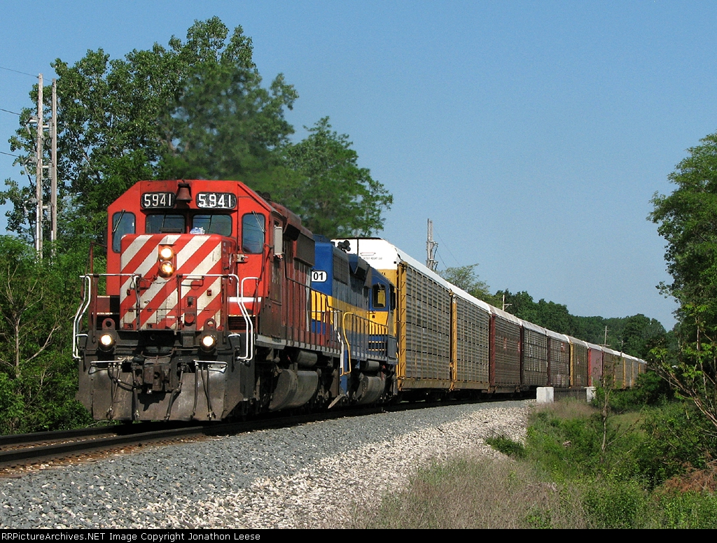 CP 5941 and ICE 6101 lead X500 east on the Plymouth Sub over 28th St.